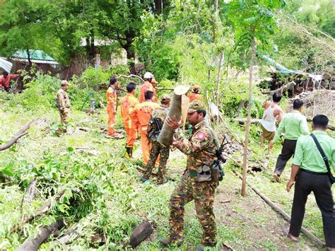 နတ်မောက်မြို့နယ် န လက္ခုပ္ပင်ကျေးရွာတွင် လေပြင်းတိုက်ခတ်မှုကြောင့် သစ်ပင်များ လဲကျနေမှုအား တာဝန