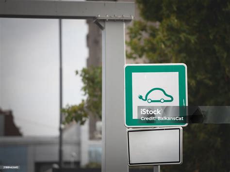 세르비아의 지속 가능한 교통 인프라를 상징하고 전기 자동차를 충전할 다음 장소를 보여주는 전기 자동차 충전기를 나타내는 도로 표지판 0명에 대한 스톡 사진 및 기타 이미지