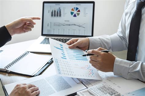 회계 금융 아이디어 프리 젠 테이 션의 새로운 프로젝트와 금융 사업 투자의 회의 전략 계획 작업 및 분석 전문 비즈니스 동료 팀