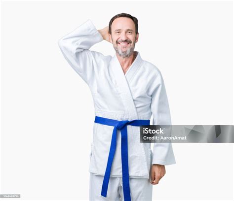 잘생긴 중 년 수석 남자 이상의 기모노 유니폼을 입고 매력적인 포즈 배경 미소 자신감 감동 머리 손 제스처를 절연 가라테에 대한 스톡 사진 및 기타 이미지 Istock
