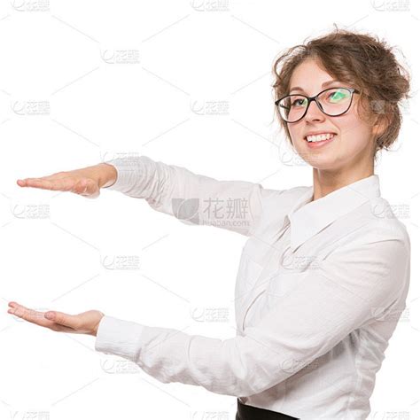 一个穿着白色衬衫的女孩站在白色的背景上，她的手势，她的表情