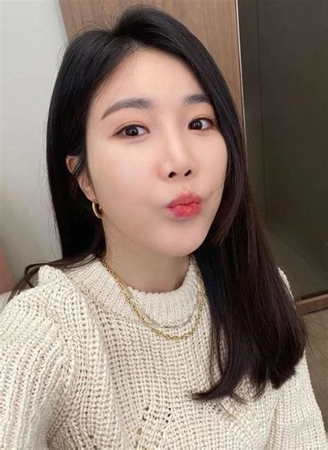 얼마 전 유부녀 된 톱가수의 과감한 노출… 댓글 창 난리 났다 사진 위키트리