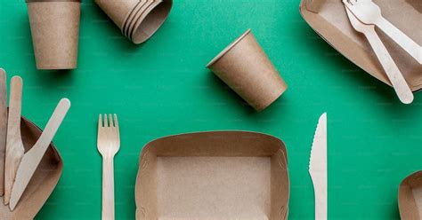 일회용 친환경 식품 포장 녹색 배경에 갈색 크래프트 종이 음식 용기 평면도 플랫 레이 사진 Unsplash의