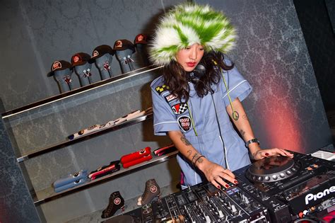 Peggy Gou Das Sind Die Besten Looks Der Stylishen Dj Fransenkleid