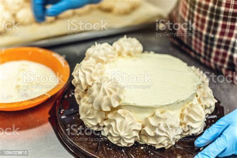 머 랭 케이크와 디저트 요리 장갑에 생 과자 요리사 제과의 생산 공장 산업 건물에 대한 스톡 사진 및 기타 이미지 공장 산업 건물 바로 먹을 수 있는 반죽 주식