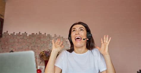 직원이 허공에 손을 들고 입을 벌리고 좌절감에 소리를 지르고 있다 사진 Unsplash의 앉아 이미지