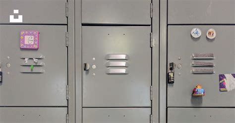 스티커가있는 회색 강철 사물함 사진 Unsplash의 무료 회색 이미지