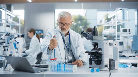 의료 연구 개발 실험실 첨단 생명공학 실험실에서 마이크로피펫의 샘플로 작업하는 안경을 쓴 선임 백인 남성 과학자 2명에 대한 스톡 사진 및 기타 이미지 Istock