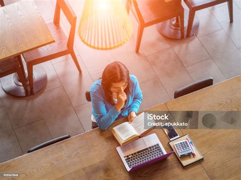 노트북 컴퓨터를 사용 하 여 아주 젊은 여자 실내 카페에서 노트북에서 일 하는 여성 그래픽 디자이너에 대한 스톡 사진 및 기타 이미지 그래픽 디자이너 노트북 노트북