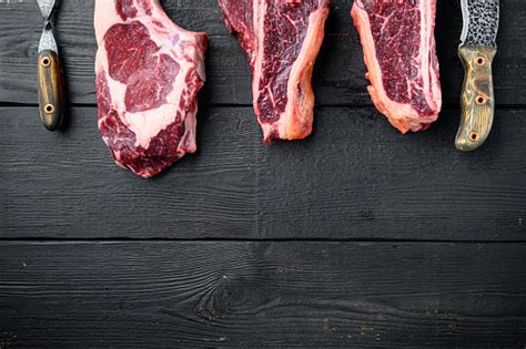 원시 프라임 쇠고기 고기 건조 숙성 스테이크 토마호크 T 뼈 또는 포터 하우스와 클럽 스테이크 검은 나무 테이블 배경에 상단 보기 평면 누워 텍스트복사 공간 갈비 스테이크에