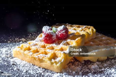 산딸기와 달콤한 토스트 와플과 민트의 장식 잎에 햇빛 근접 매크로에 상단과 자만심 붓는 설탕 가루에 가루로 빻은에 대한 스톡 사진 및 기타 이미지 Istock