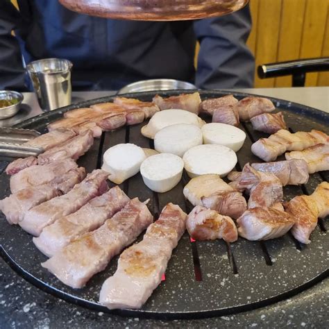 권준희 알아서 척척 고기를 구워주는 제주상회시흥정왕점 맨날 공부하더니만 탈난 신랑 반차쓰고 신랑