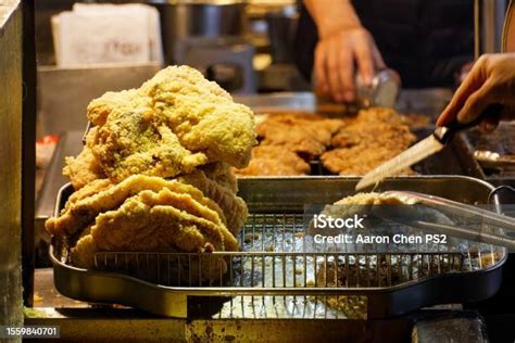 현지 사람들이 가장 좋아하는 길거리 음식 중 하나인 바삭하게 튀긴 치킨 커틀릿을 파는 노점상으로 대만 타이베이시 스린 야시장에서 많은 전통 안주를 맛볼 수 있습니다 거리에