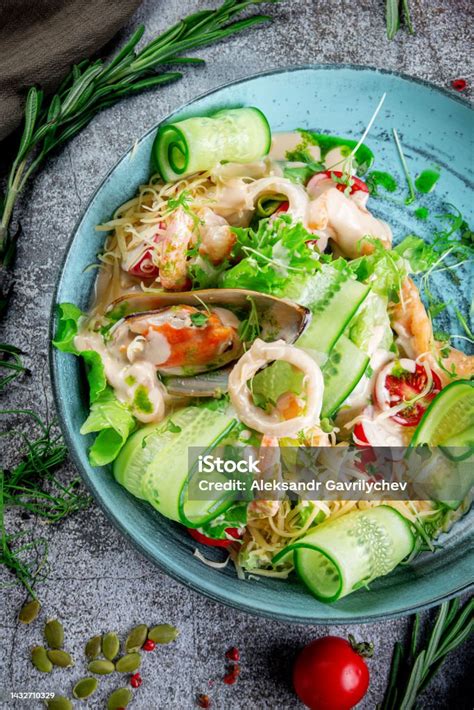 해산물과 함께 그린 샐러드 얇게 썬 오이 굴 오징어 반지 새우 체리 토마토 시금치 및 강판 치즈의 신선한 샐러드 건강한 식생활에 대한 스톡 사진 및 기타 이미지 Istock