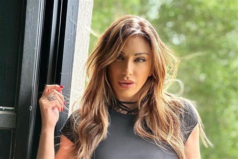 Sabrina Salerno Pubblica Il Certificato Del Chirurgo Plastico Nessuna Protesi Al Seno