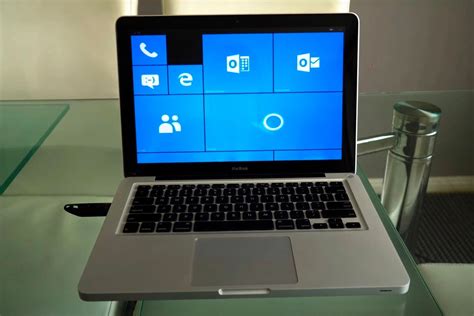 این مک بوک به سیستم‌عامل ویندوز فون مایکروسافت مجهز است [تماشا کنید] زومیت