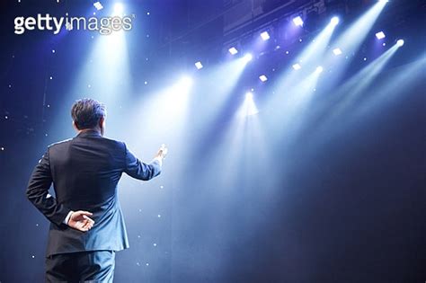 중년 성인 강렬한빛 비즈니스 연설 대중연설가 전문직 연단 인조물건 사업가 설명 이미지 Jv12588707 게티이미지뱅크