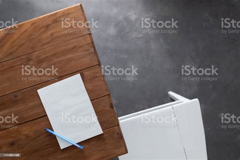 회색 시멘트 바닥 배경 질감 표면에 나무 테이블에 노트북과 펜 0명에 대한 스톡 사진 및 기타 이미지 0명 갈색 개념 Istock