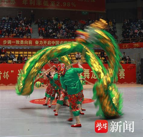 龙腾水乡贺新春 14条“彩龙”亮相兴化舞龙大赛 表演 史道智 龙头