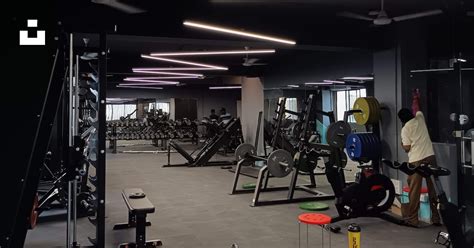 많은 운동 장비로 가득 찬 체육관 사진 Unsplash의 무료 체육관 이미지