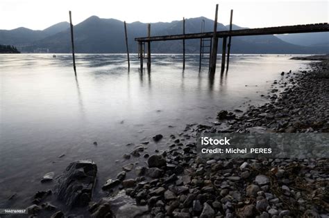 해질녘 산으로 둘러싸인 이세오 호수의 잔잔한 풍경과 폰툰 0명에 대한 스톡 사진 및 기타 이미지 0명 경관 고요한 장면 Istock