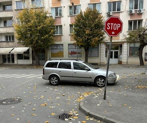 Безобразие Нагъл шофьор паркира колата си насред улица във Враца снимки