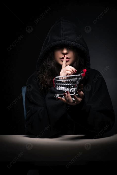 늦은 시간에 보안 방화벽을 해킹하는 여성 해커 늦은 시간에 보안 방화벽을 해킹하는 여성 해커 사진 배경 및 무료 다운로드를위한 그림 Pngtree