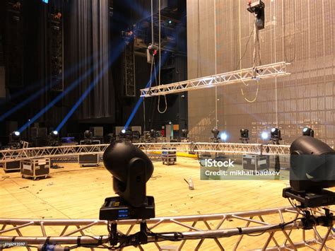 콘서트를 위한 전문 사운드 조명 비디오 및 무대 장비의 설치 무대 조명 장비는 Led 스크린 배경에 들기 위해 트 러 스에 고정