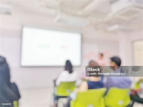 학부모의 날을 만나기 위해 교실 앞에서 추상적 인 배경 교사를 흐리게합니다 학교에서 가르치는 흐릿한 강사 유치원 학생들을위한 캠퍼스에서 오픈 하우스 데이를 디포커스 미국