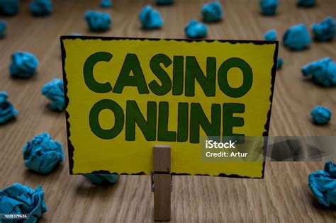 카지노 온라인 보여주는 텍스트 기호 개념 사진 컴퓨터 포커 게임 도박 로얄 내기 로또 높은 말뚝 옷 핀 몇 노란 종이 구겨진 참고 서류를 들고가 실수 놀기에 대한 스톡 사진