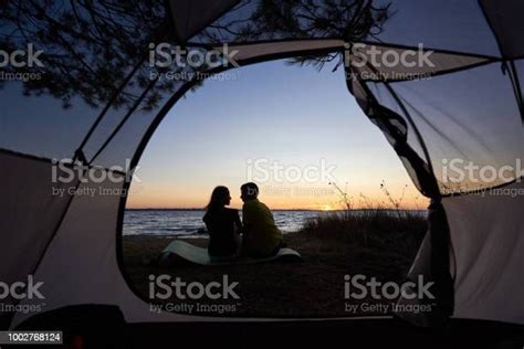 젊은 커플 남자와 여 자가 나머지 관광 텐트에 있고 바다 해안 숲 근처에 캠프 파이어를 굽기 경관에 대한 스톡 사진 및 기타 이미지 Istock