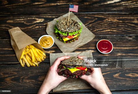 신선한 맛 있는 햄버거와 감자 튀김 소스 및 음료 나무 테이블 평면도 0명에 대한 스톡 사진 및 기타 이미지 0명 고기 굽기 Istock