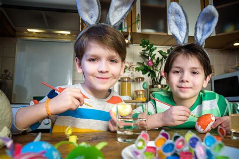 두 아이 행복한 소년과 그의 귀여운 유아 형제 함께 그리기 밝은 햇볕이 잘 드는 식당에서 그림 아이는 색상을 페인팅하고 전통적인 계란 사냥을 준비하는 재미 2명에 대한 스톡