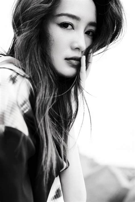 李沁长发飘拂香肩微露 眼神妩媚侧颜线条超精致 搜狐大视野 搜狐新闻
