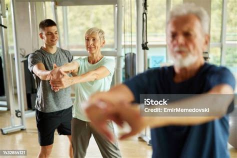 수석 부부는 체육관에서 개인 트레이너와 스트레칭 운동을하고 강사에 대한 스톡 사진 및 기타 이미지 강사 건강한 생활방식 긍정적인 감정 표현 Istock