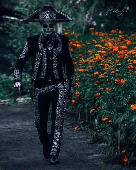 Pin By Elizabeth Macias On Catrina Catrin Mexican Outfit Aztec Clothing Mariachi Outfit