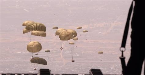 Reino Unido Lanza Diez Toneladas De Ayuda Humanitaria Sobre Gaza Por