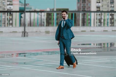 가방을 들고 주차장에 산책 하면서 젊은 관점 웃는 수염 백인 사업가 공식적인 착용 전화 통화 비즈니스 여행 개념입니다 가방에 대한 스톡 사진 및 기타 이미지 Istock