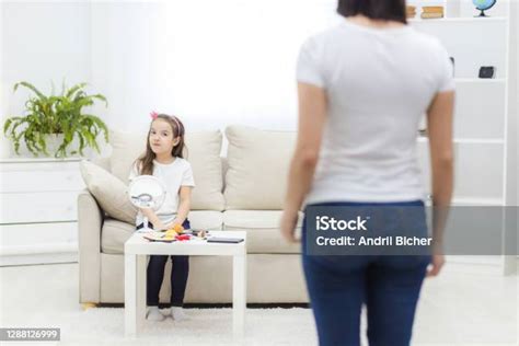 소파에 앉아 있는 어린 소녀와 거실에서 지켜보는 어머니의 사진 2명에 대한 스톡 사진 및 기타 이미지 2명 30 34세 6 7 살 Istock
