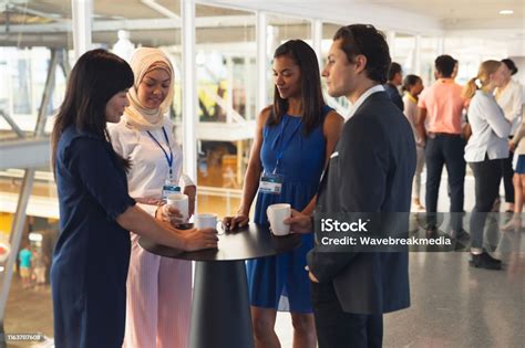 사무실에서 커피를 마시면서 서로 상호 작용하는 비즈니스 사람들 기술에 대한 스톡 사진 및 기타 이미지 기술 기업 비즈니스 기업가 Istock