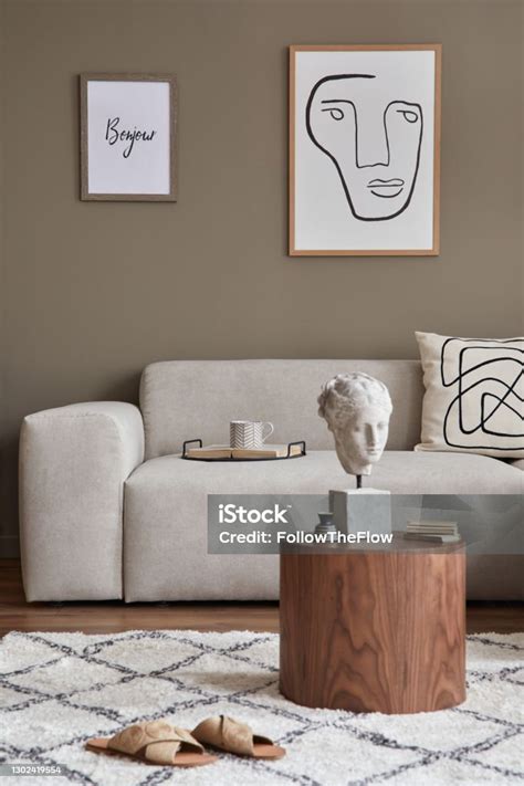 디자인 중립적 인 모듈식 소파 모의 포스터 프레임 커피 테이블 나무 트레이 책 장식 슬리퍼 및 현대적인 가정 장식의 우아한 개인