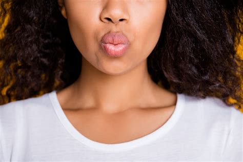 그녀의 자른 클로즈업 초상화 그녀의 좋은 매력적인 사랑스러운 꼬리 치는 물결 모양의 머리 소녀 를 보내는 공기 키스 입술 양식