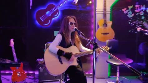 추억 소환하얀안경 양미련갈매기 날으는 바닷가에서~~♡원곡 장은아고귀한 선물~~ Youtube