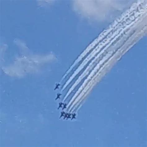 하늘에 전투기 8대가 칼각 맞춰 연기를 뿌리며 날아가요 Youtube