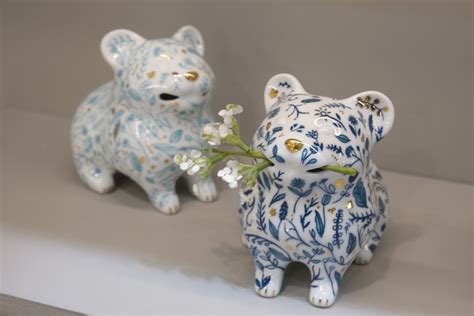 김해진 소중하게 꽃을 품고 있는 토끼🍀🐰 제가 제일 좋아하는 작품을 꽃을 꽂을 수 있는 화병으로 만들어 보았습니다。 ‿ 。공공마켓에서 만나요 Instagram