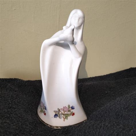 Коллекционная фарфоровая статуэтка девушка с голубем — цена 600 грн в каталоге Статуэтки