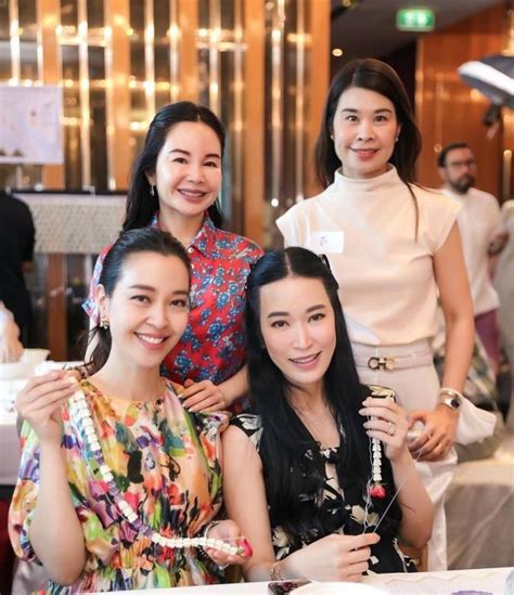 Photo Gallery “ม ล อรดิศ สนิทวงศ์” โพสต์ภาพราชสกุลดิศกุล รวมใจร้อยตาข่ายดอกไม้ถวายวันวิสาขบูชา