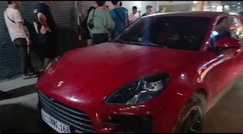 ជនបរទេសម្នាក់បើកឡានដឹកស្រីស្នេហ៍ បុ ក រះ យាន យន្ត ២គ្រឿង ពលរដ្ឋហាមមិនឱ្យបើកបន្តផ្ទុះហិ ង្សាផ្អើល