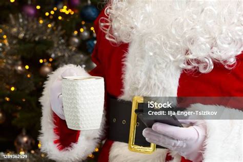 산타 클로스는 그의 손에 커피와 흰색 찻잔을 들고 클로즈업 개념에 대한 스톡 사진 및 기타 이미지 개념 겨울 계절 Istock