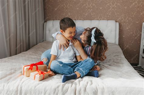 Maman Et Son Fils Sont Assis Sur Le Lit Sembrassent Et Samusent